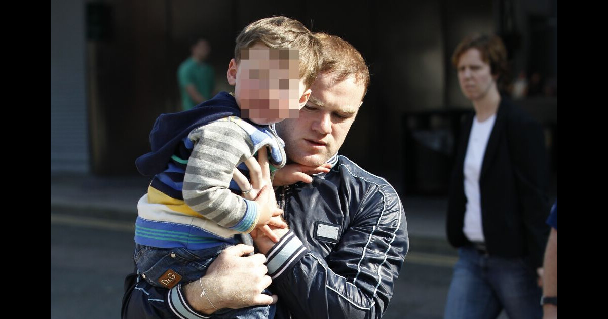 Wayne Rooney : Papa attentif et protecteur avec son fils sous les yeux ...