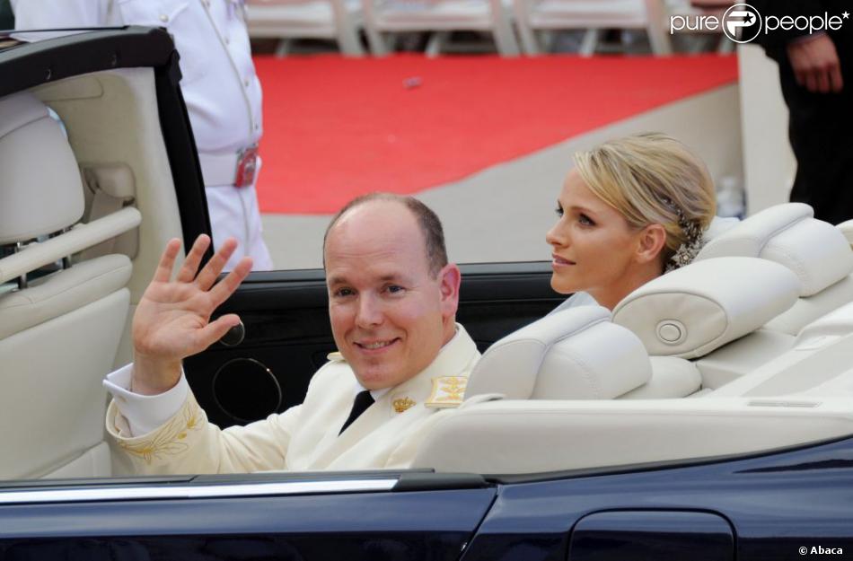 Le prince Albert II de Monaco, ici dans la Lexus hybride de son mariage ...