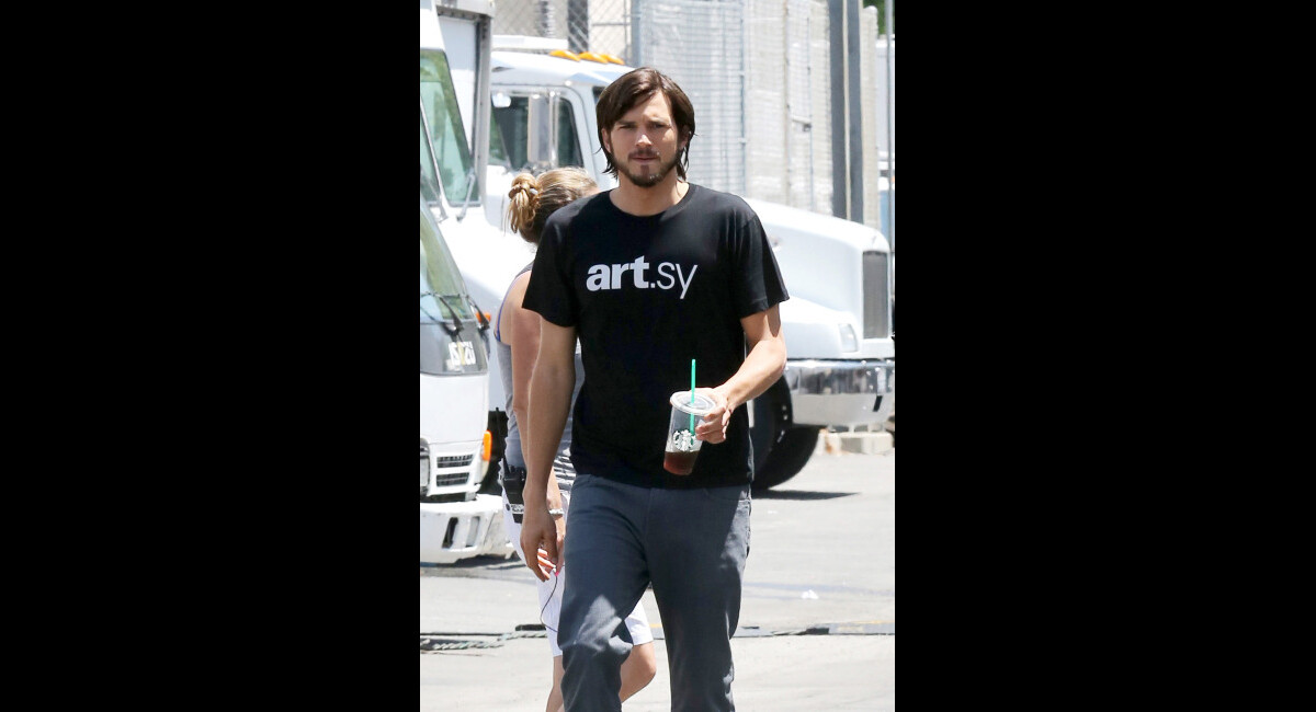 Photo : Ashton Kuther sur le tournage de Jobs, juin 2012 à Los Angeles ...