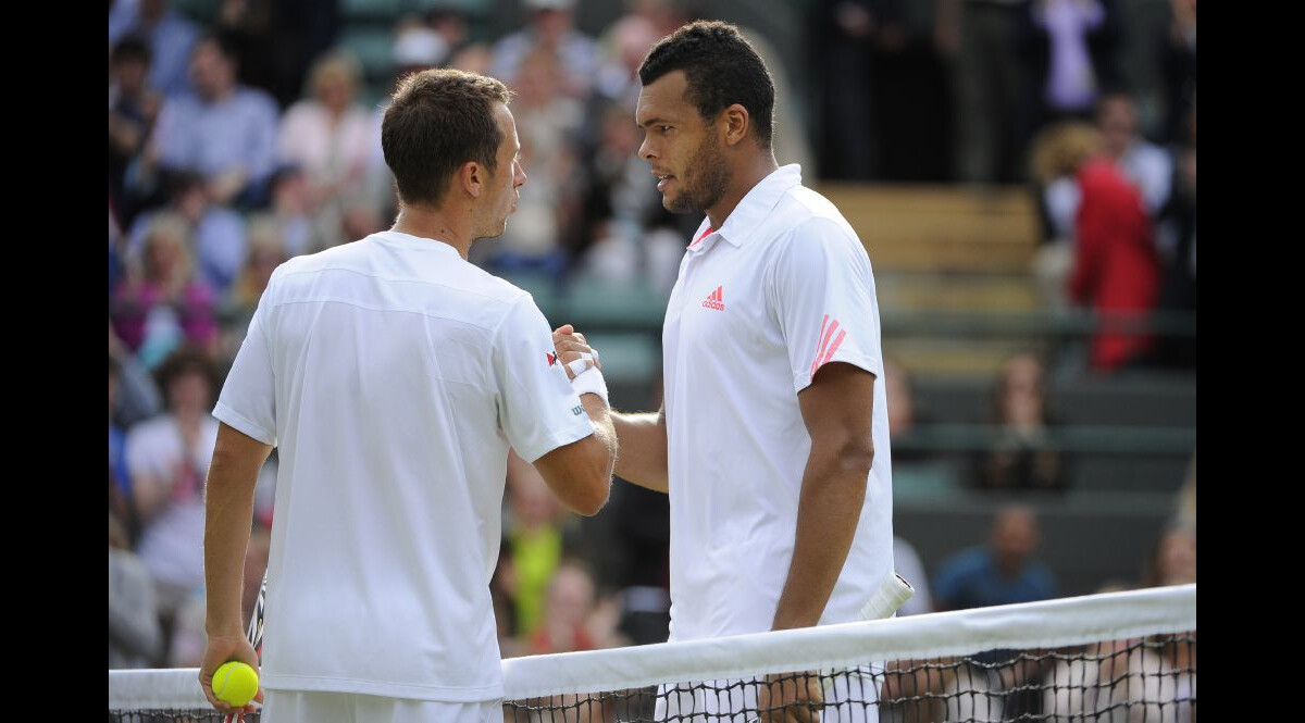 Photo : Jo-Wilfried Tsonga s'est qualifié pour la demi-finale de Wimbledon le 4 juillet 2012 en ...