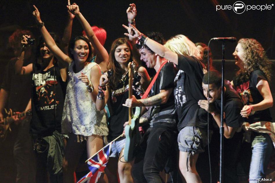 Green Day fait monter quelques groupies sur scène, en concert au ...