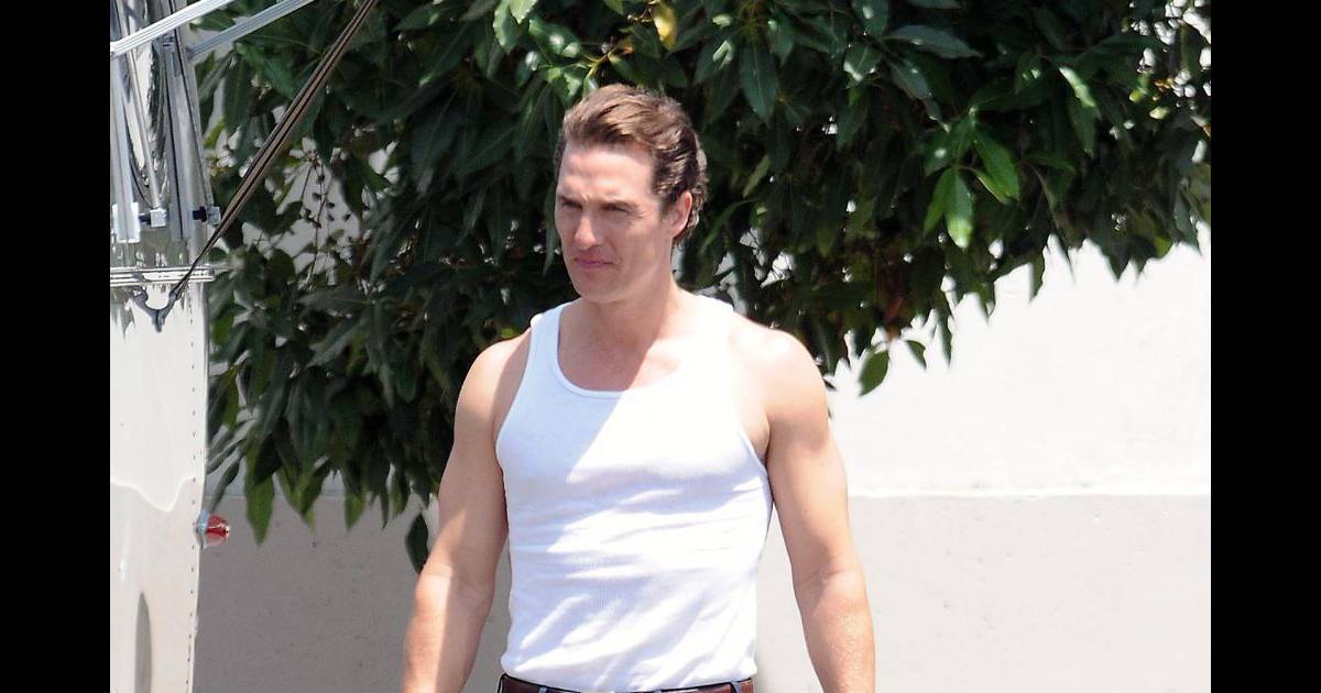 Le musclé Matthew McConaughey en 2010 - Purepeople