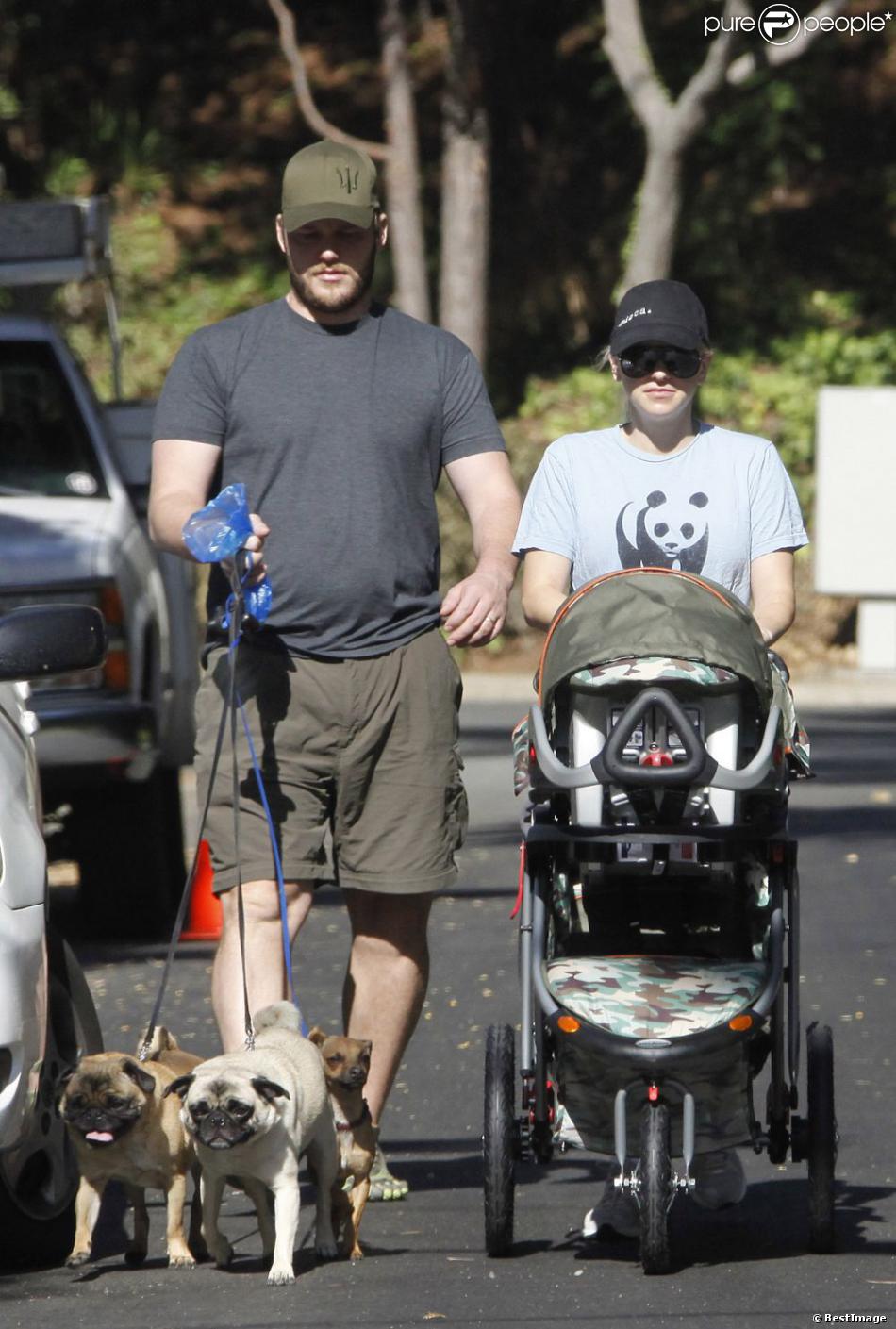Anna Faris et son mari Chris Pratt se promènent avec leur fils Jack et ...