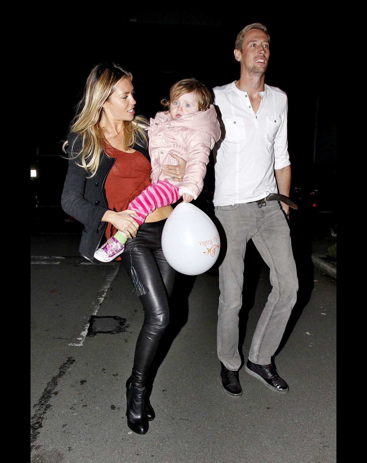 Vidéo : L'Anglais Peter Crouch, sa femme Abbey et sa fille Sophia Ruby ...
