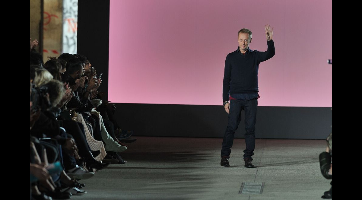Photo : Bill Gaytten à l'issue du défilé John Galliano printemps-été ...