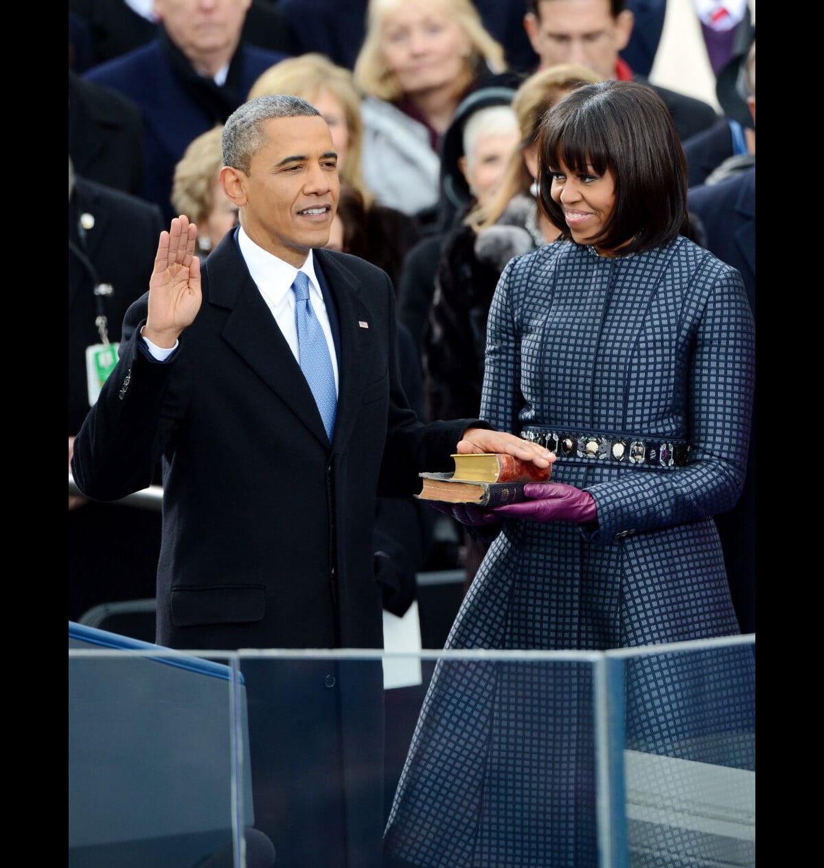 Photo : Barack Obama prête serment sur la bible devant sa femme ...