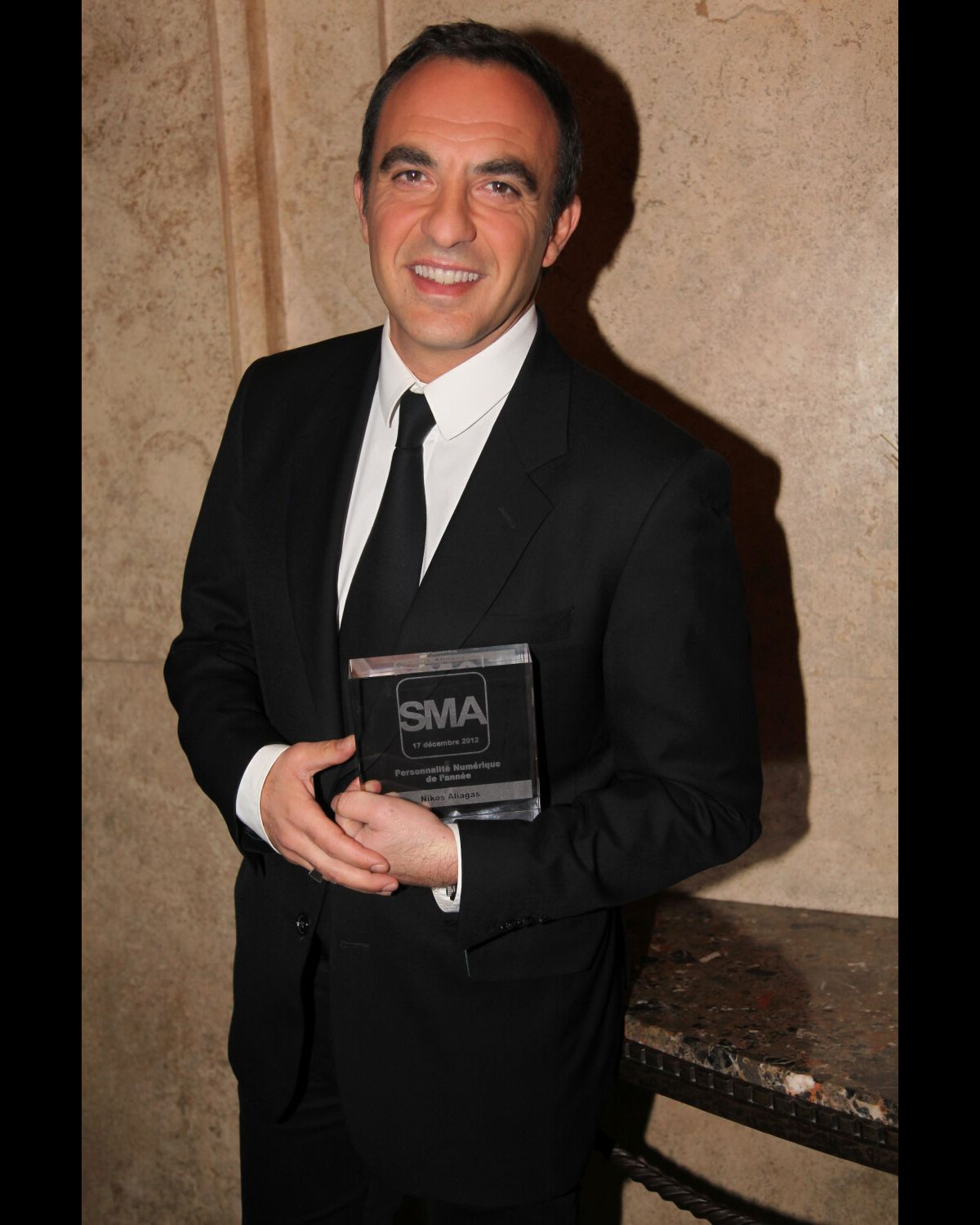 Photo : Nikos Aliagas, heureux, reçoit le prix de la meilleure ...