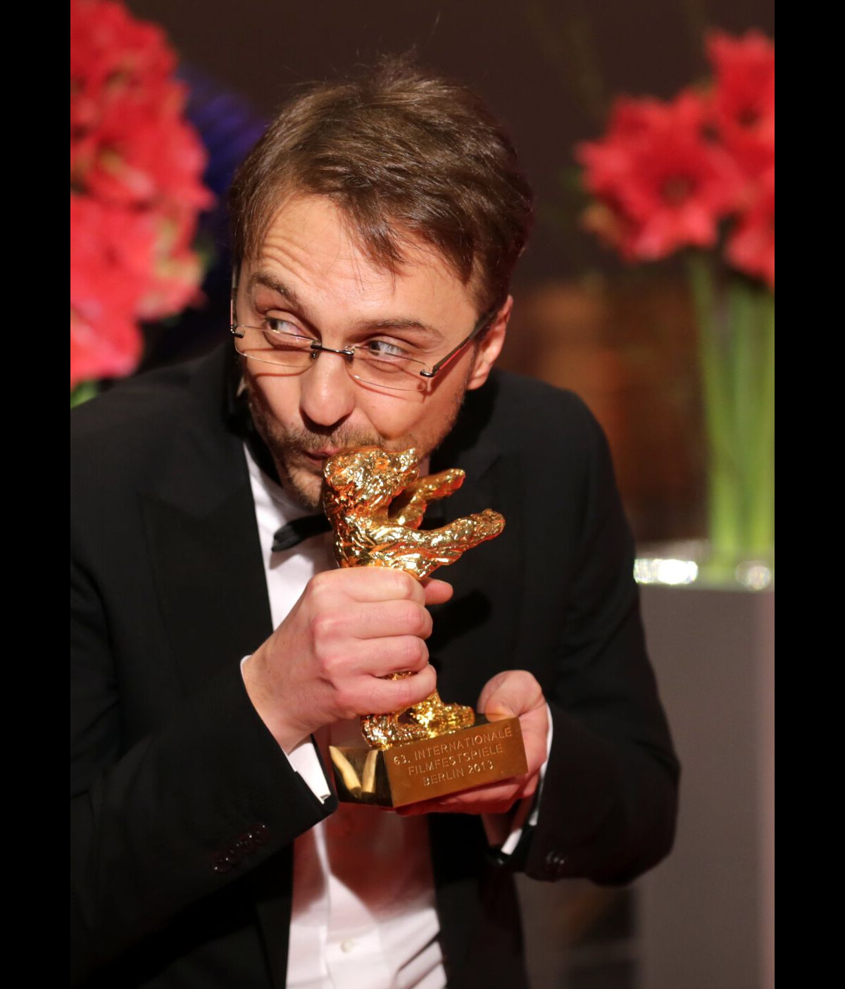 Photo : Le réalisateur roumain Calin Peter Netzer embrasse son Ours d ...