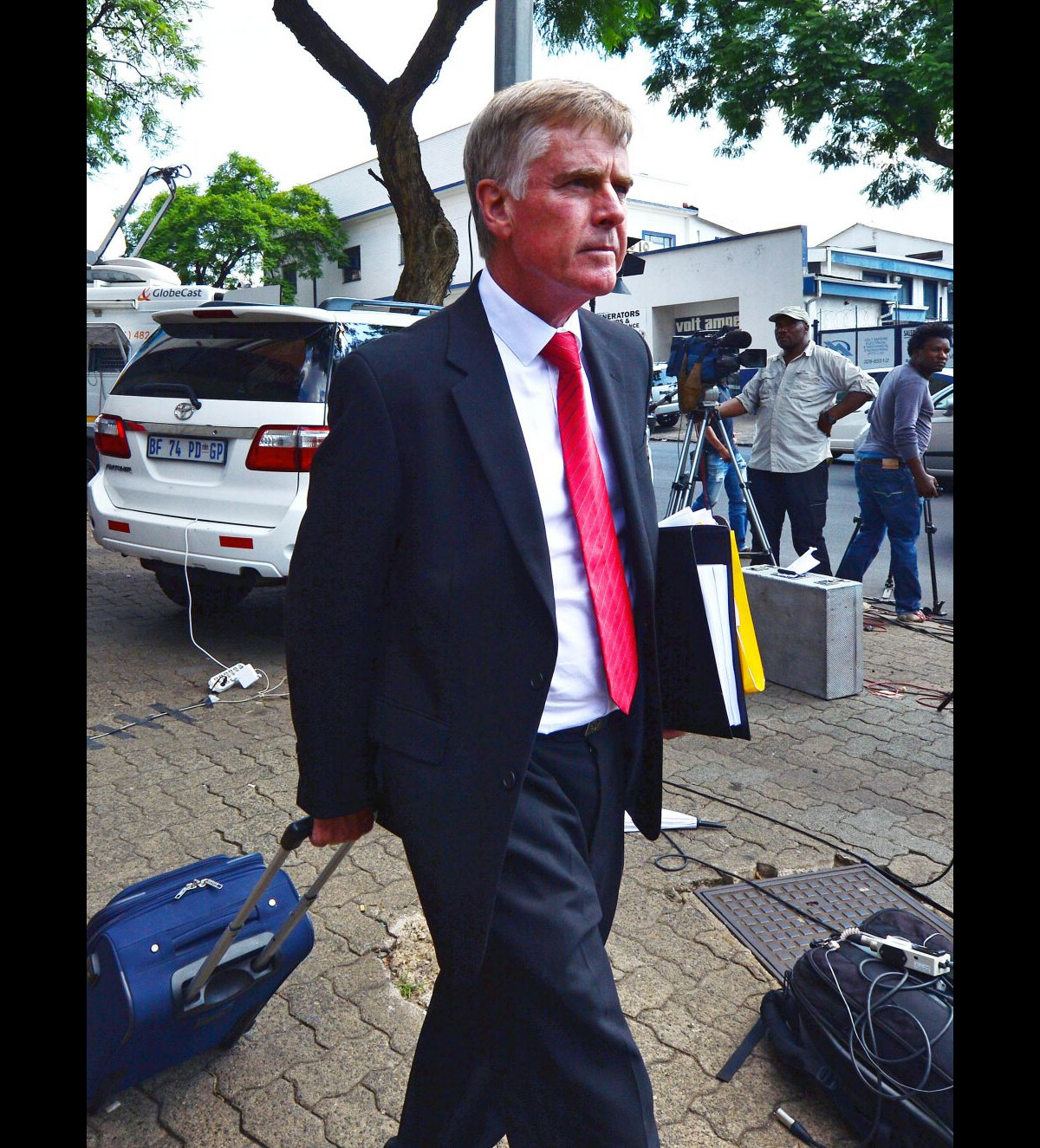 Photo : Barry Roux, avocat d'Oscar Pistorius, quitte le tribunal d ...