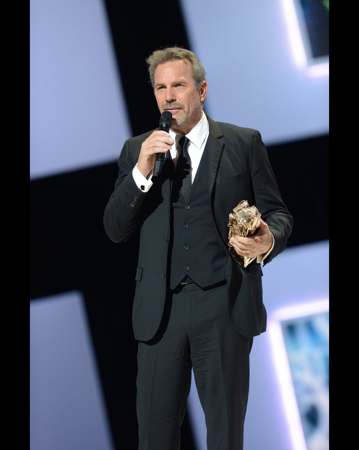 Photo : Kevin Costner ému, César à la main, pendant la 38e Cérémonie des César du Cinéma au ...