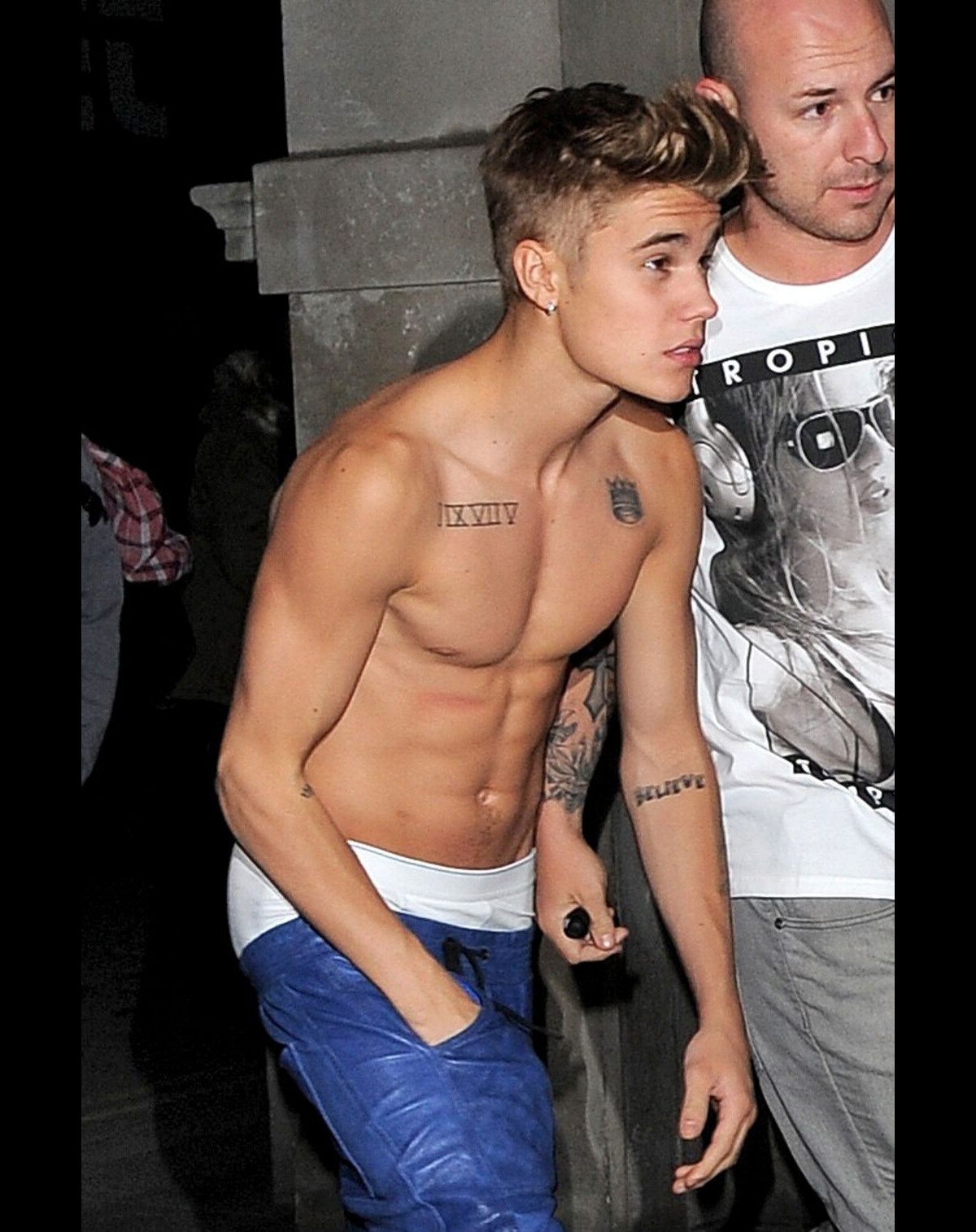 Photo Justin Bieber En Piteux état Montre Ses Abdos à La Sortie D