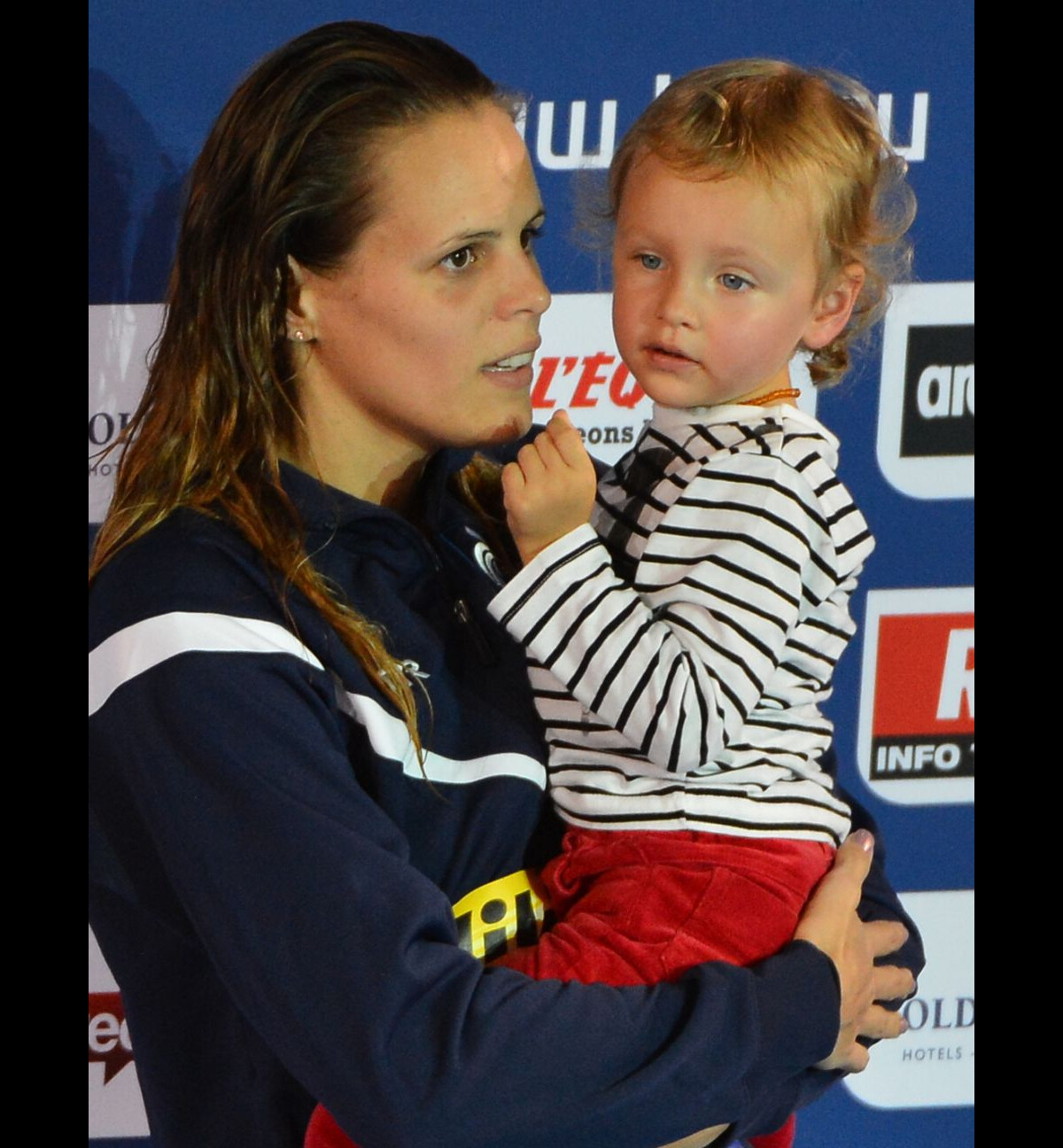Photo : Laure Manaudou et sa fille Manon lors des championnats d'Europe ...