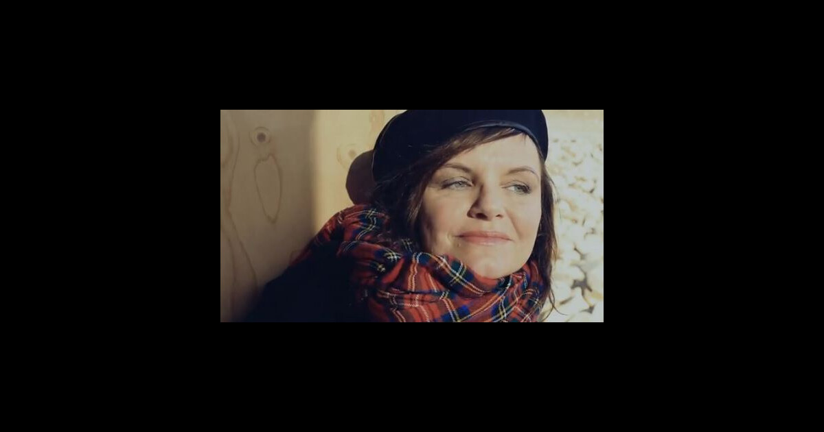 Diane Tell : Tout en émotion pour le clip de ''Une'' - Purepeople