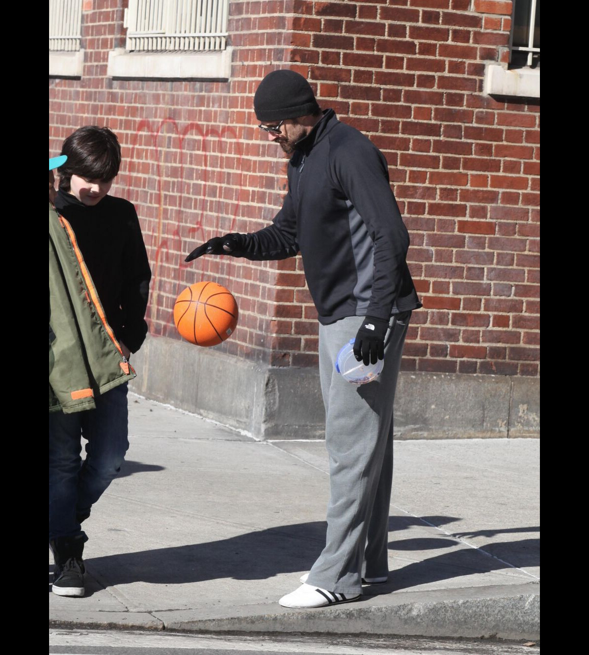 Photo Lacteur Hugh Jackman Va Faire Du Basket Avec Son Fils Oscar à