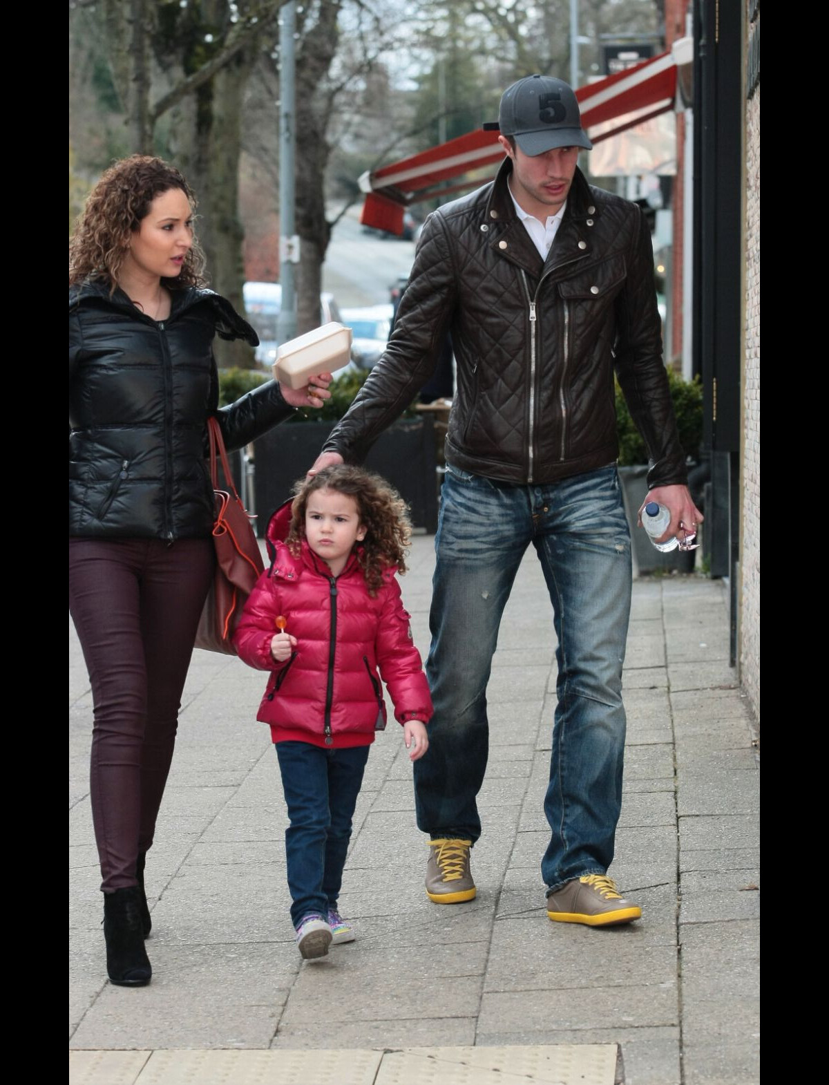 Photo : Robin van Persie se balade avec son épouse Bouchra et sa fille ...