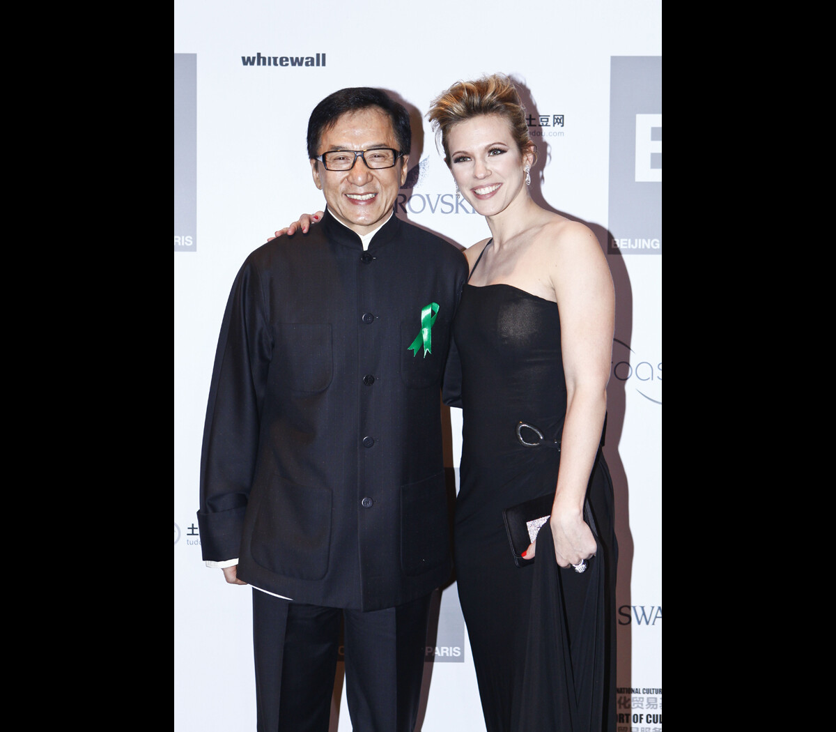 Photo : Lorie pose au côté de Jackie Chan au Festival de Pékin - Purepeople