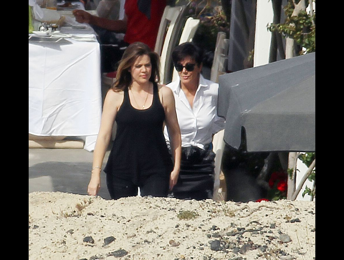 Photo : Khloé Kardashian et sa mère Kris Jenner poursuivent leurs ... Photo : Khloé Kardashian et sa mère Kris Jenner poursuivent leurs ...