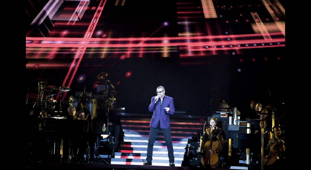 Photo : George Michael durant sa tournée Symphonica, à Sheffield, le ...