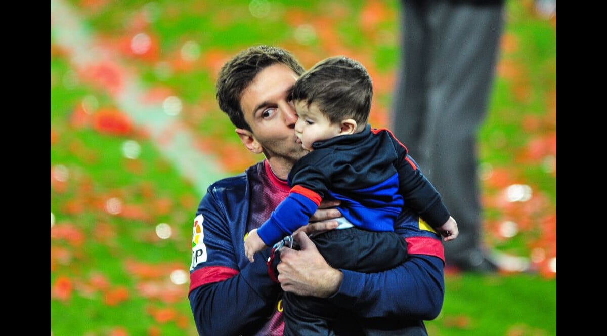 Photo : Lionel Messi et son fils Thiago au Camp Nou lors des ...