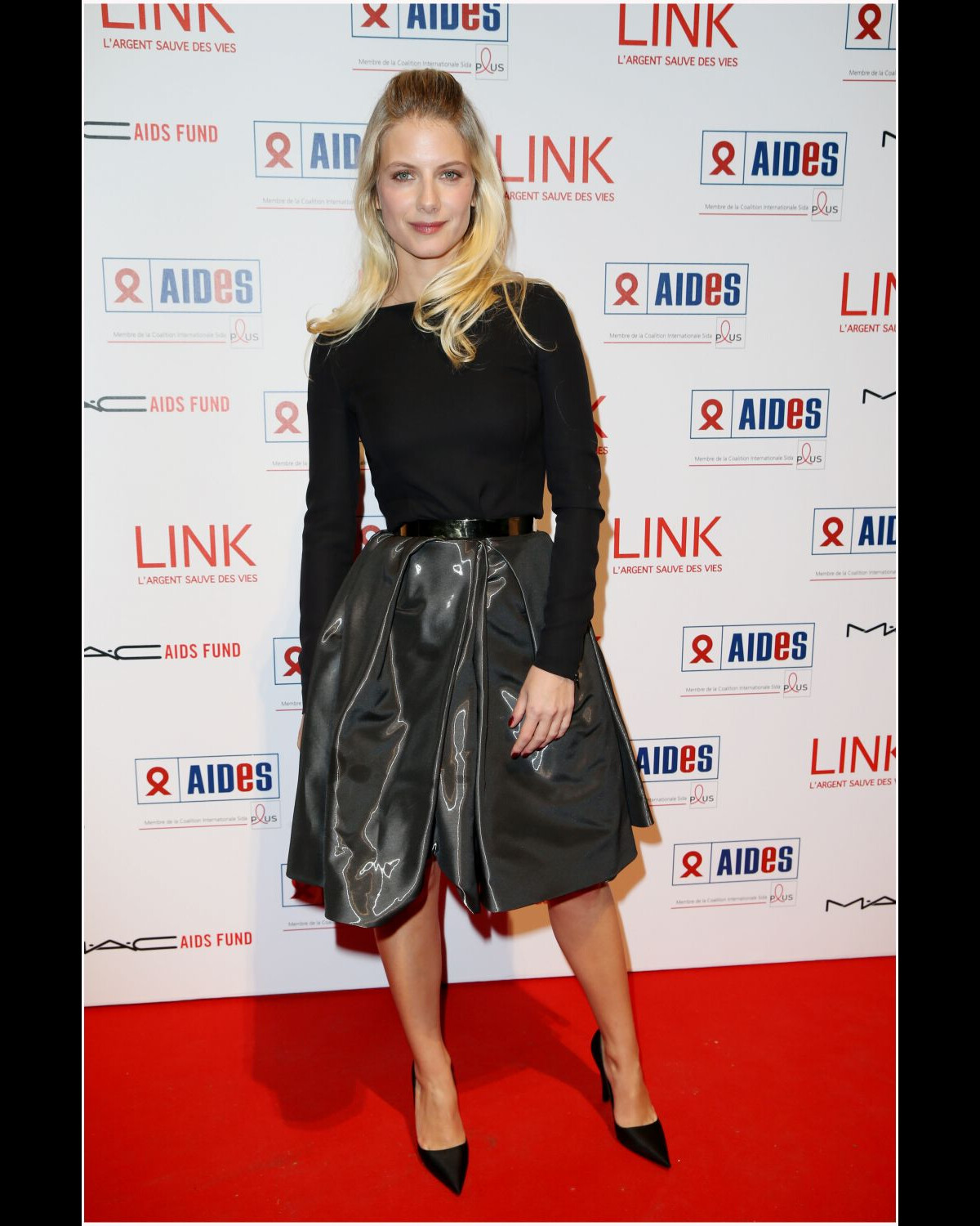 Photo : Mélanie Laurent dans un total look black twiste son col roulé ...