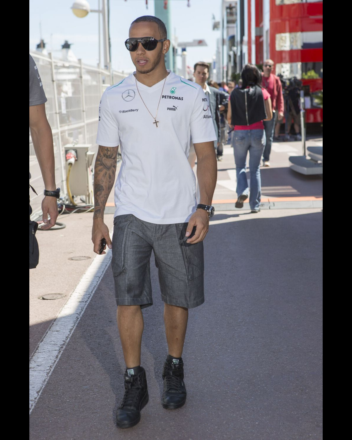 Photo : Lewis Hamilton dans les travées du paddock du Grand Prix de ...
