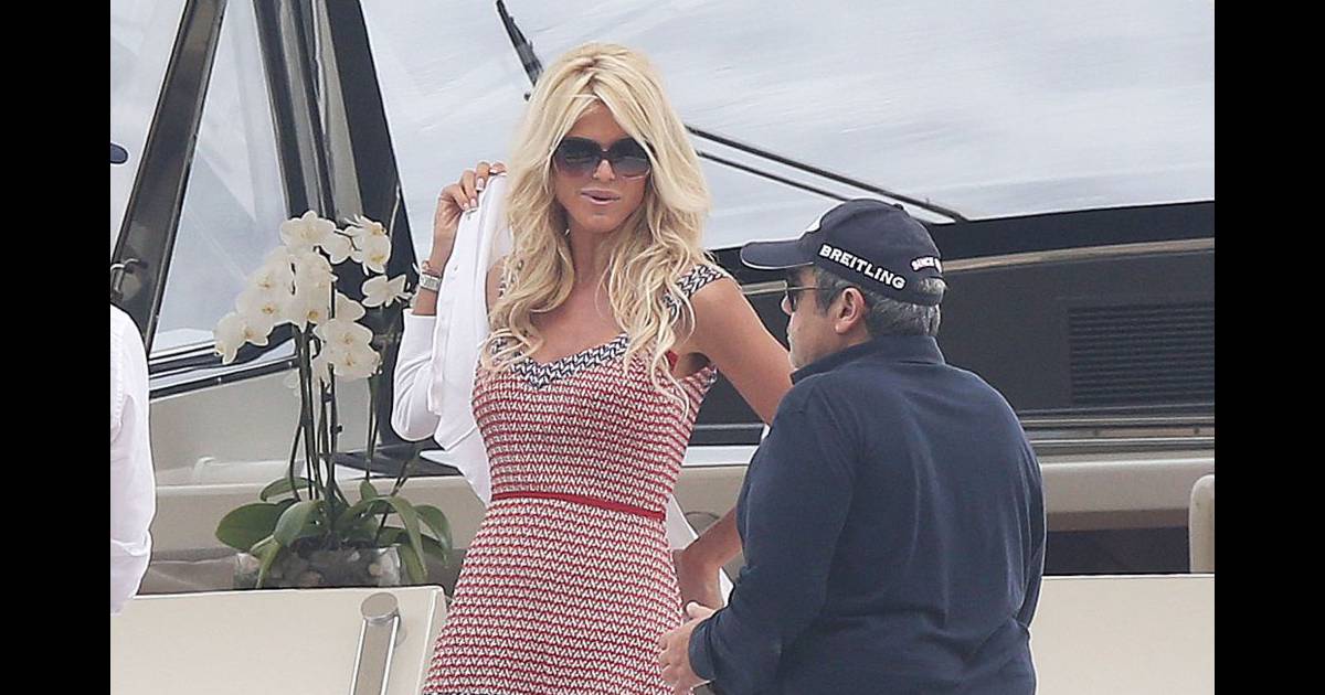 Victoria Silvstedt : Sexy en minirobe pour une sortie en mer avec son ...