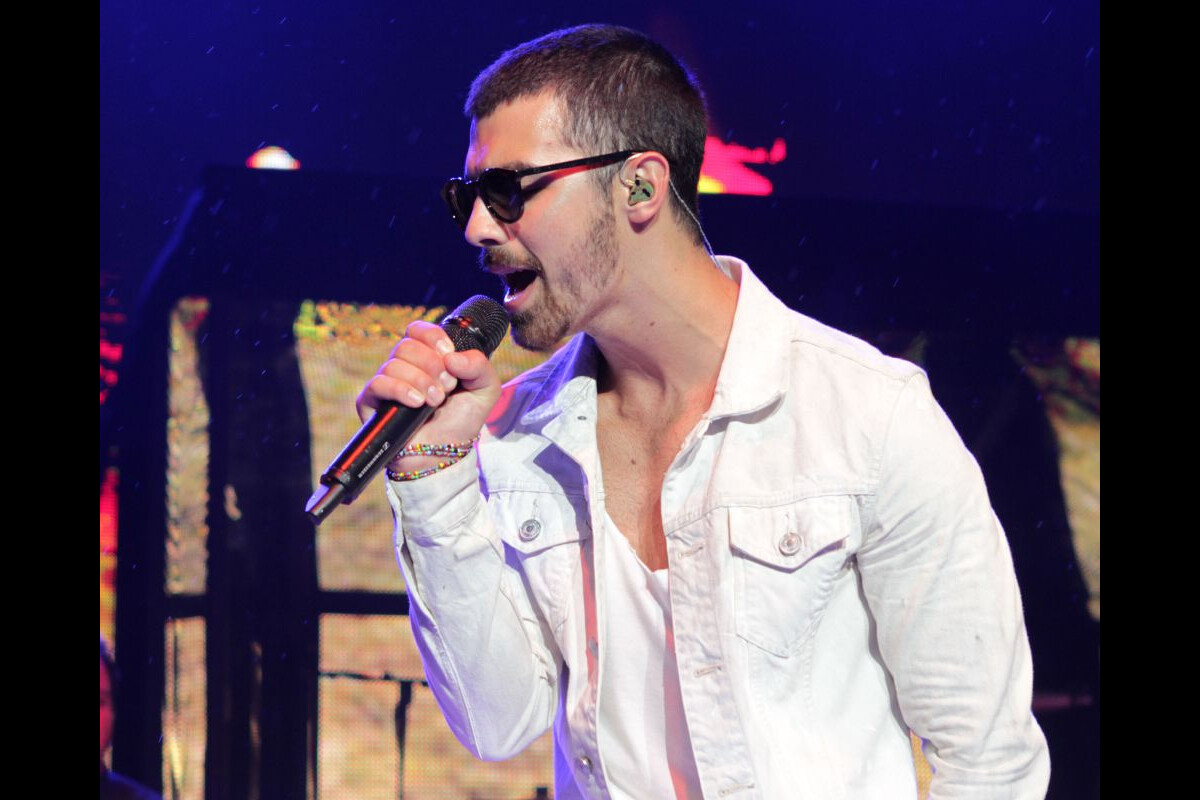 Vidéo : Joe Jonas en concert avec les Jonas Brothers à New York le 20 ...