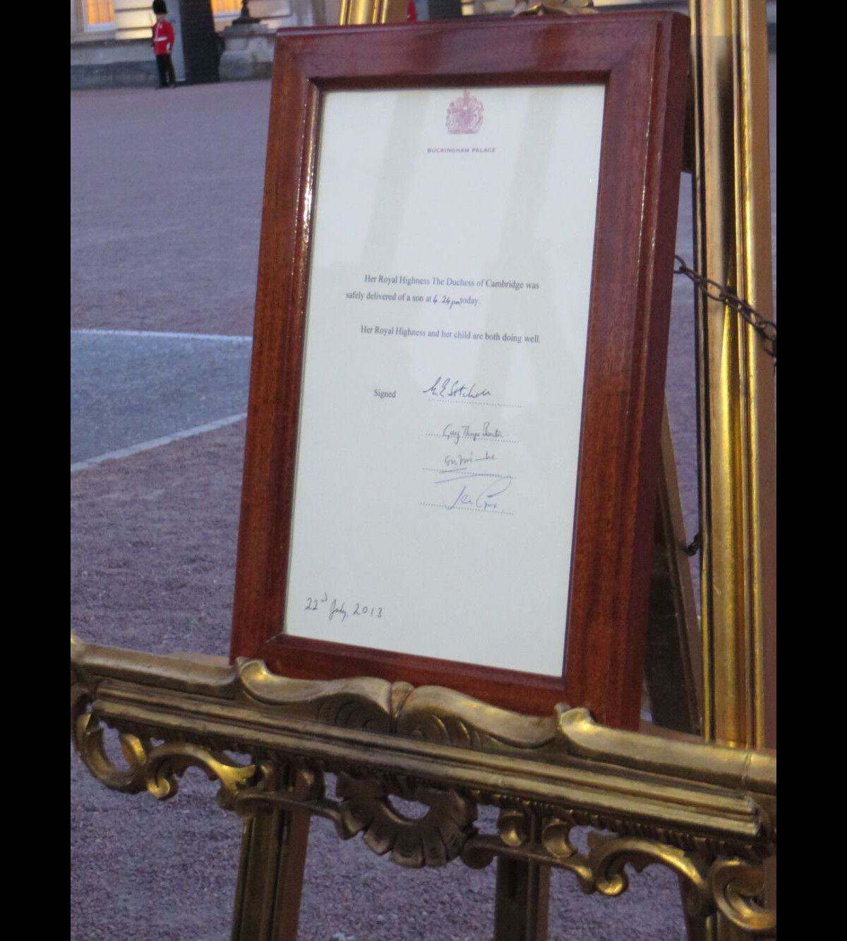 Photo : Le bulletin de la naissance du prince de Cambridge, signé par l ...