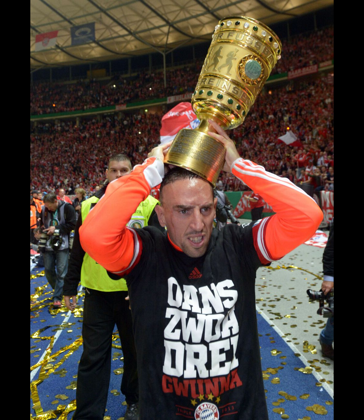 Photo : Franck Ribéry après avoir décroché la Coupe d'Allemagne, le 1er ...