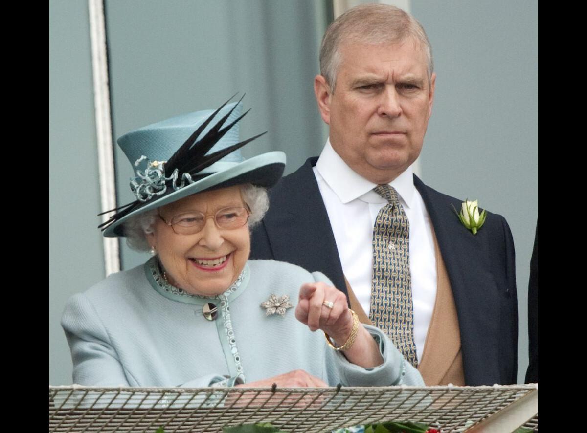 Photo : Le prince Andrew avec sa mère la reine Elizabeth II le 1er juin ...
