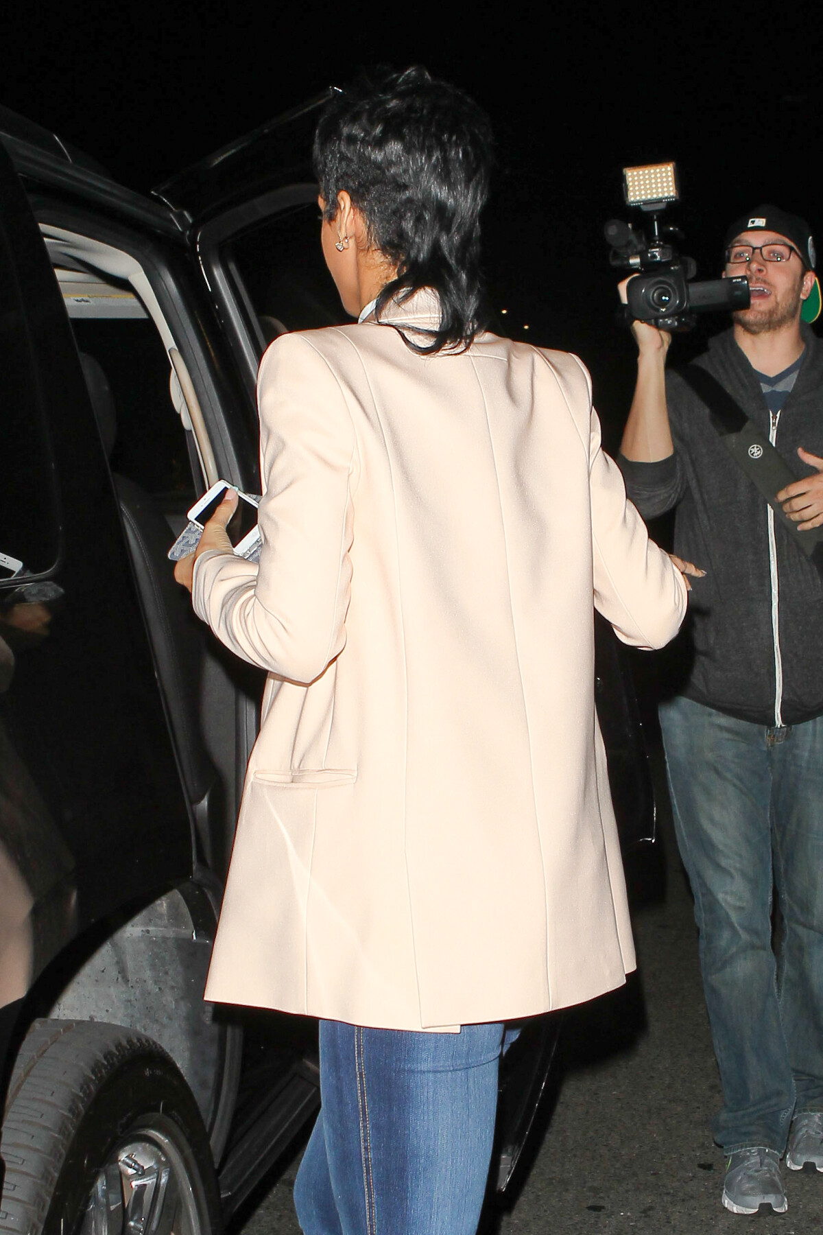 Photo : Rihanna, coiffée d'une queue de rat, quitte le restaurant ...