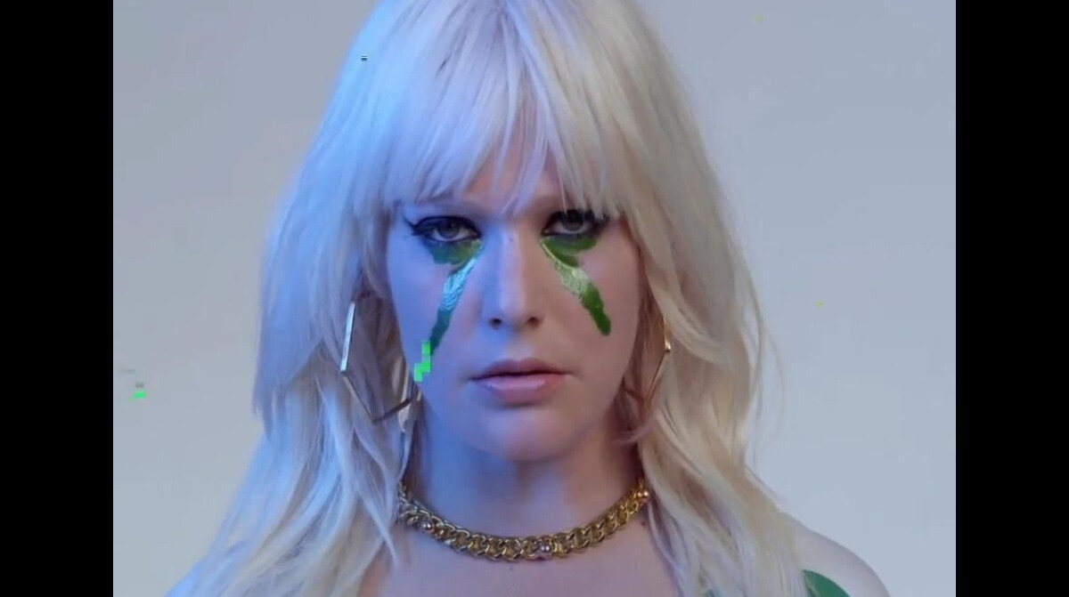 Vidéo : Micky Green dans son nouveau clip, In Between (Temporary), mis ...