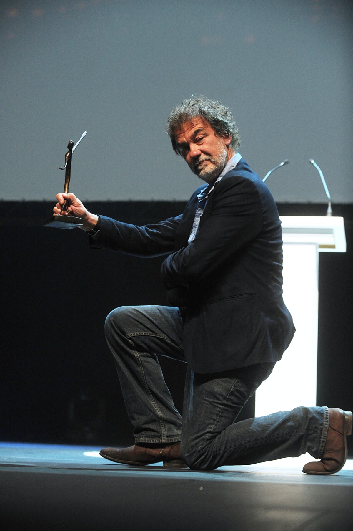 Photo : Olivier Marchal reçoit le Prix du Meilleur scenario lors ...