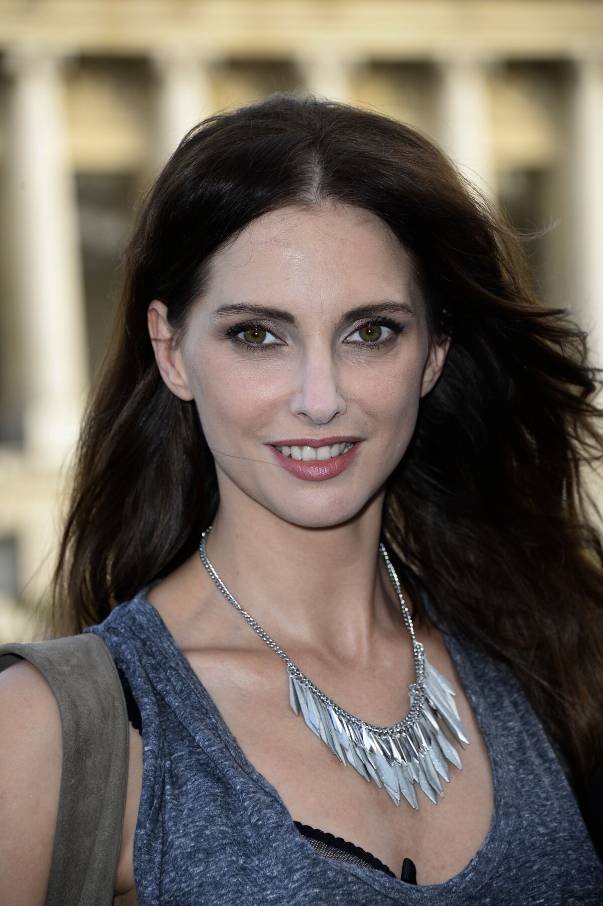 Photo : Frederique Bel arrive au défilé Vanessa Bruno à Paris le 27 ...