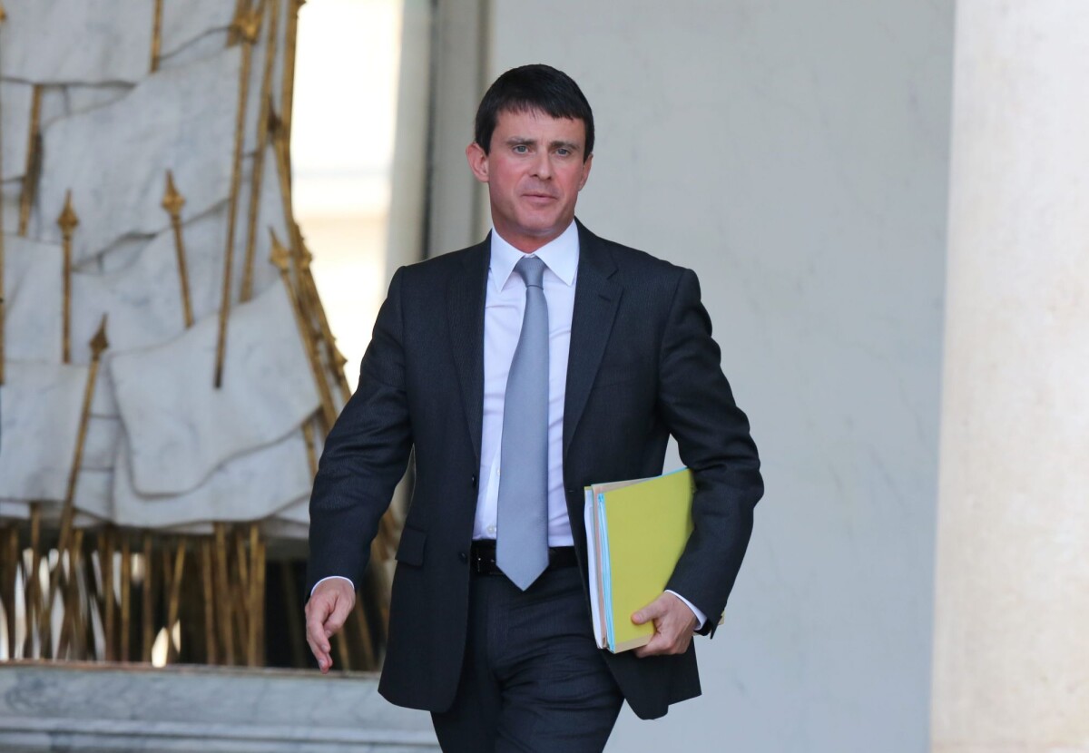 Photo : Manuel Valls sortant du palais de l'Elysée à l'issue du conseil ...