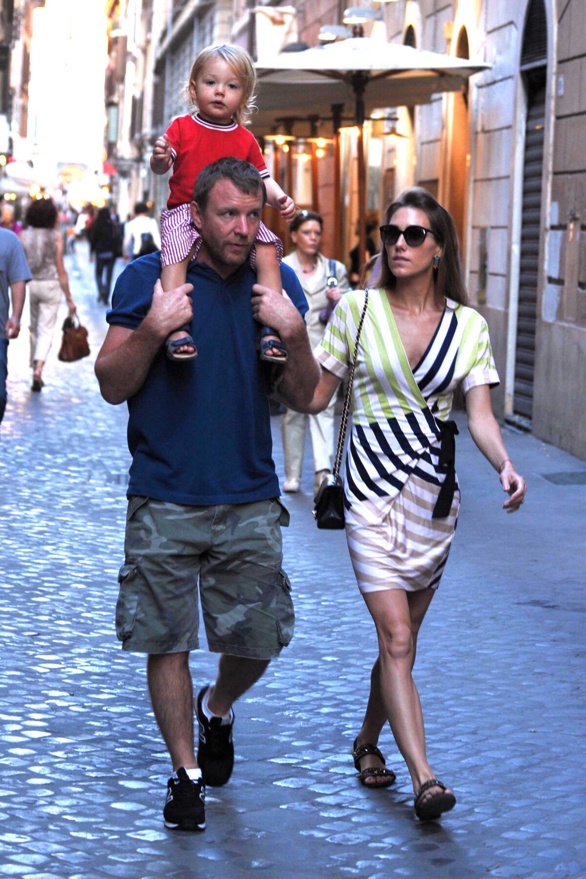 Photo : Guy Ritchie à Rome avec sa fiancée Jaqui Ainsley et leur fils ...