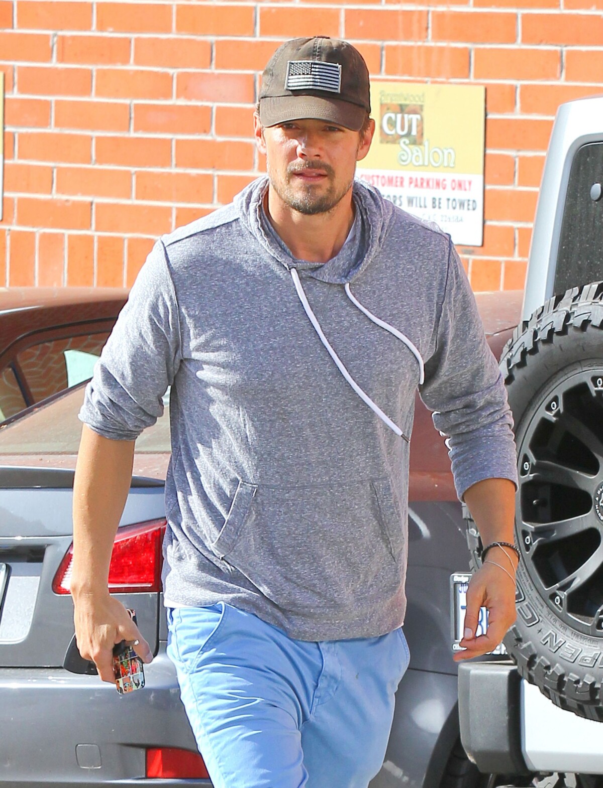 Photo : Josh Duhamel va prendre un petit-déjeuner avec son père Larry ...