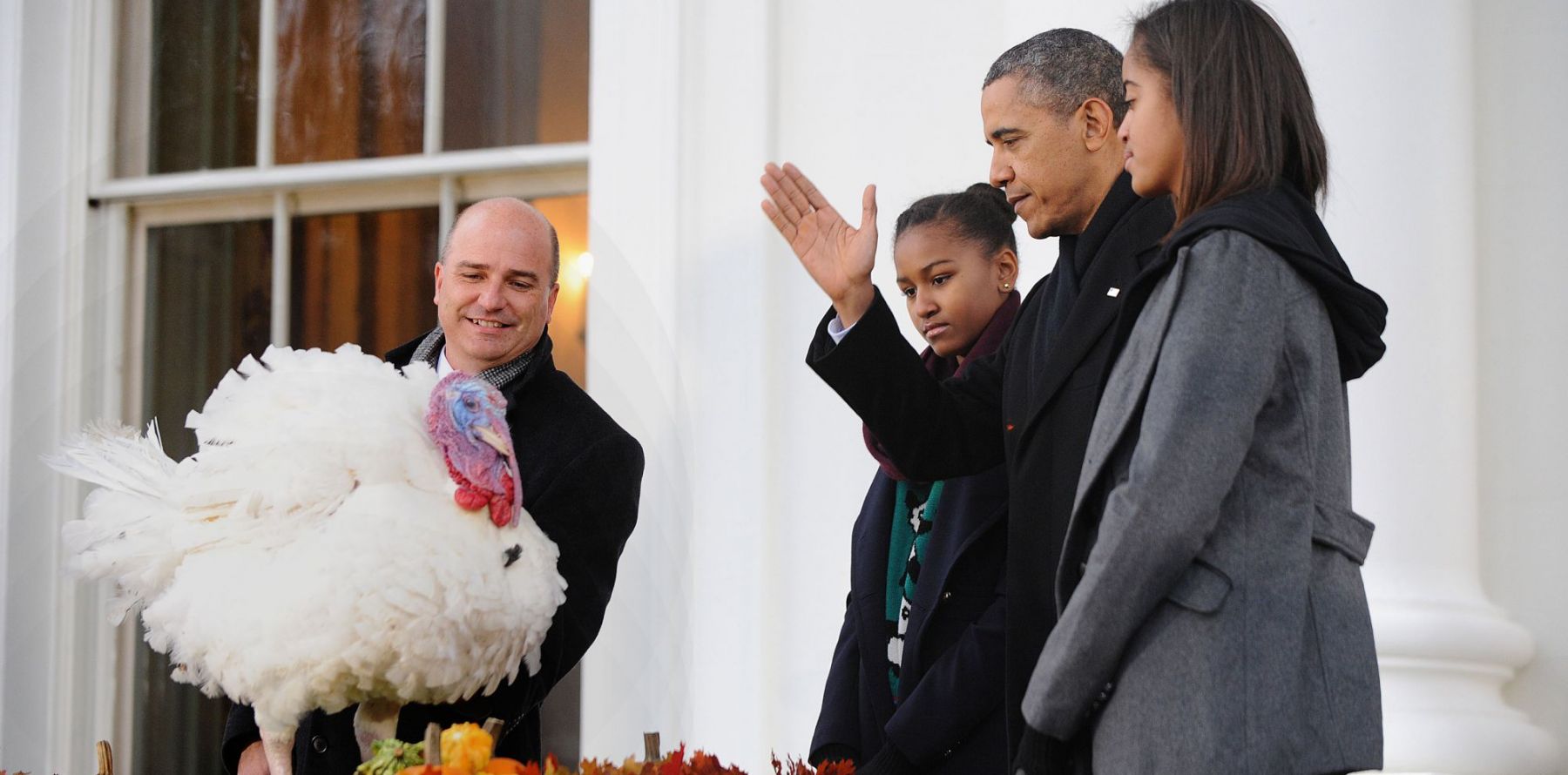 Barack Obama : Amusé, il gracie Popcorn, dinde de 17 kilos, devant ses ...
