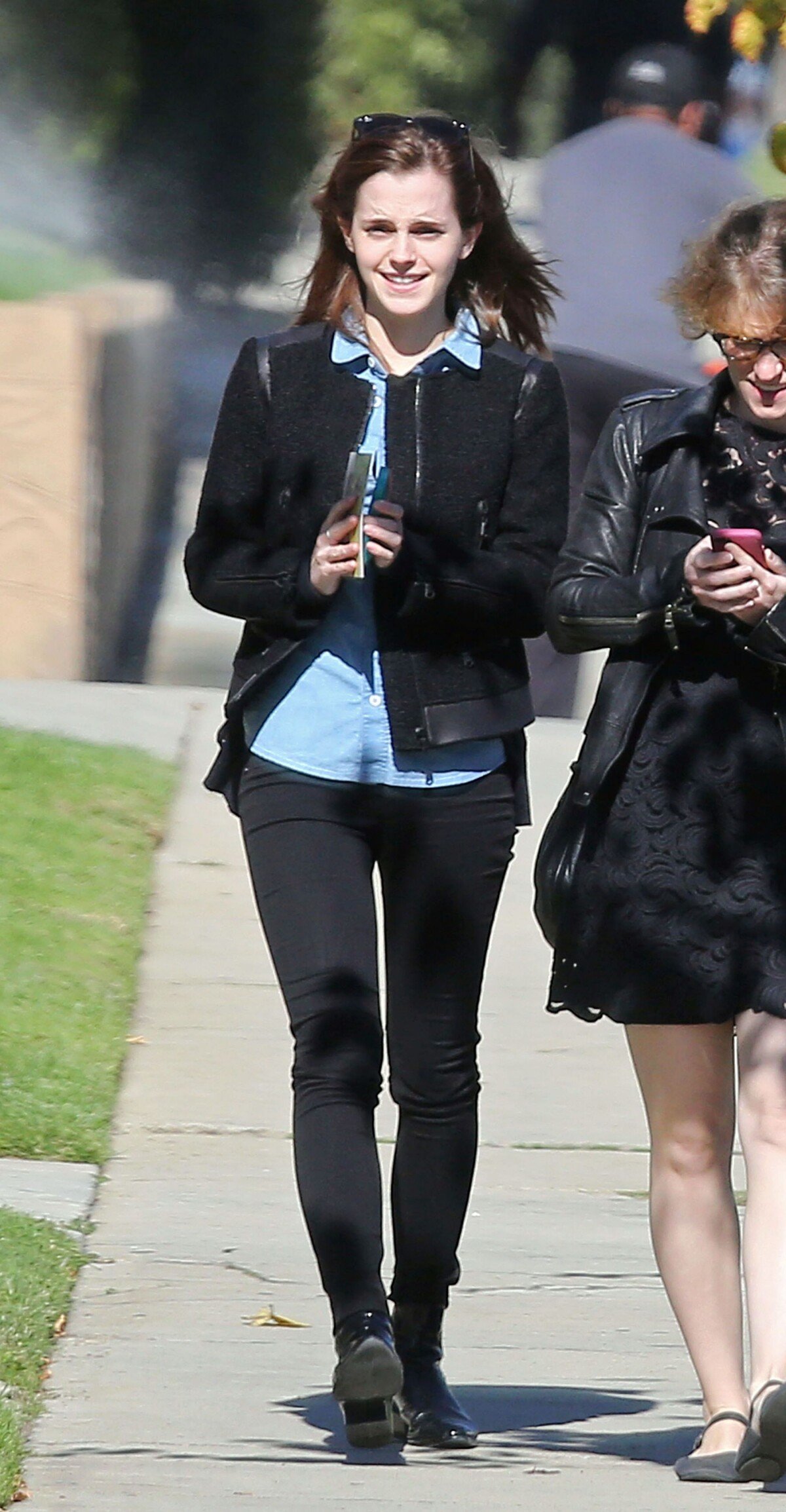 Photo Emma Watson Souriante à Los Angeles Porte Une Veste Club Monaco Modèle Reid Une