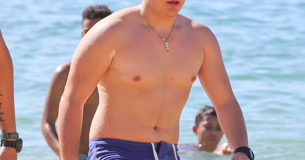 Prince Jackson à la plage : Noël ensoleillé et aquatique, il s'éclate ...
