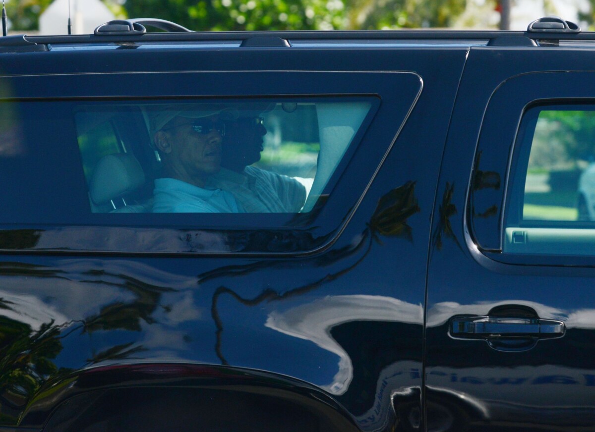 Photo : President Barack Obama rides in his armored SUV on his way out ...