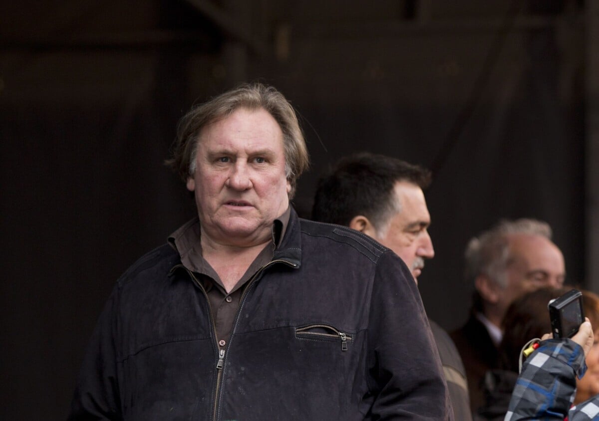 Photo : Gérard Depardieu donne le départ du rallye de Condroz a Huy en ...