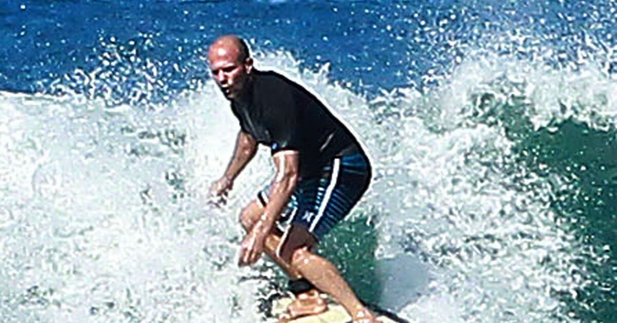 Quand Jason Statham surfe, sa belle Rosie s'étale sur le sable d'Hawaï ...