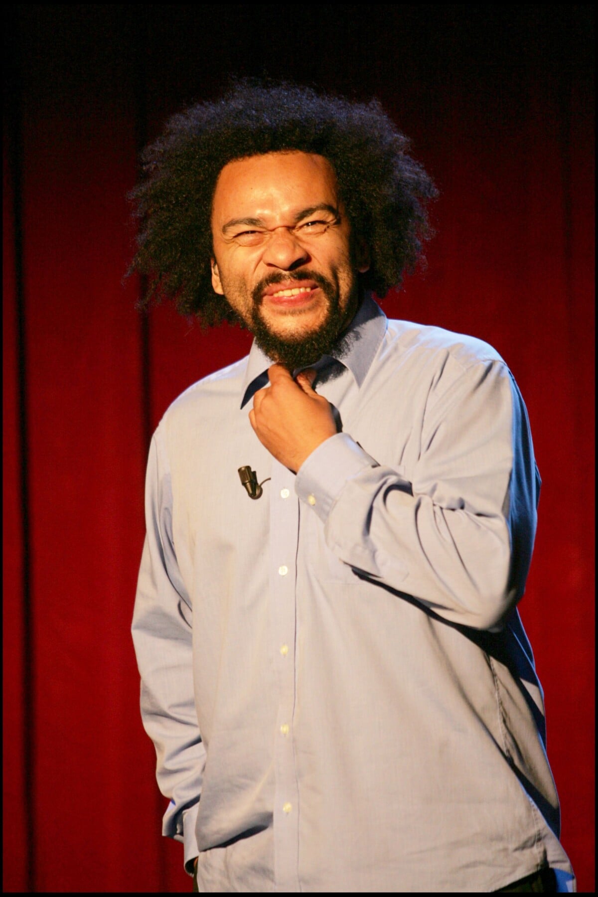 Photo : Dieudonné sur la cène du Théâtre de la Main d'Or à Paris le 8 ...