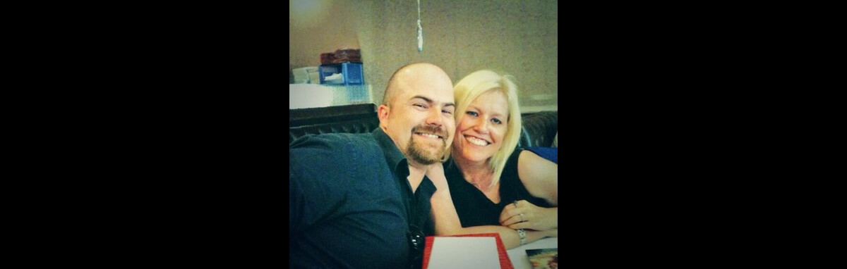 Photo : Nancy Motes avec son fiancé. - Purepeople
