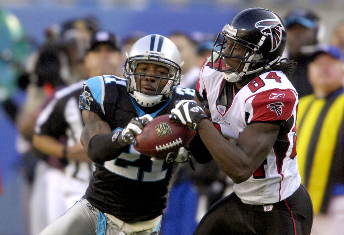 Photo : Roddy White des Atlanta Falcons à la lutte avec Ken Lucas des ...