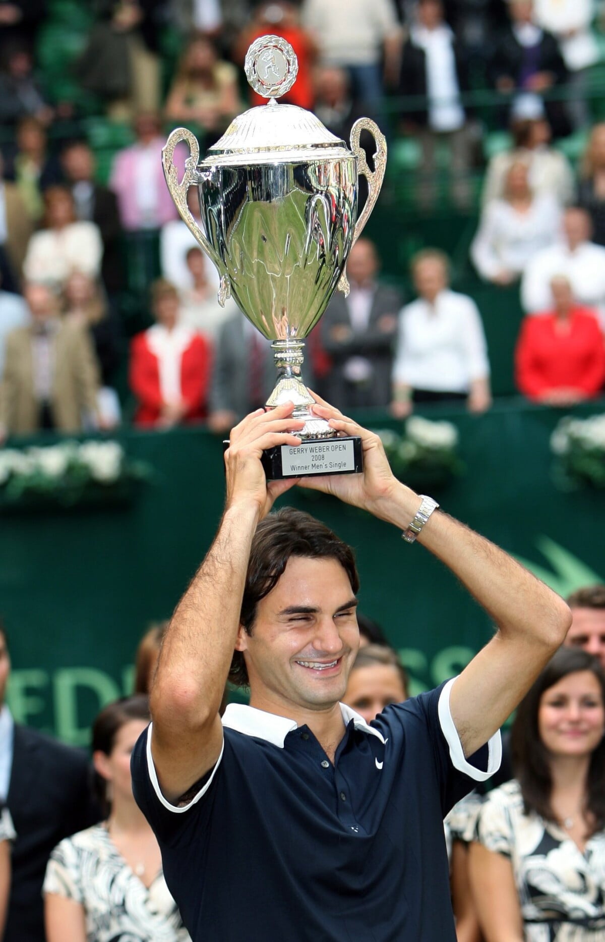 Photo : Roger Federer soulève son trophée à Halle, le 15 juin 2008 ...