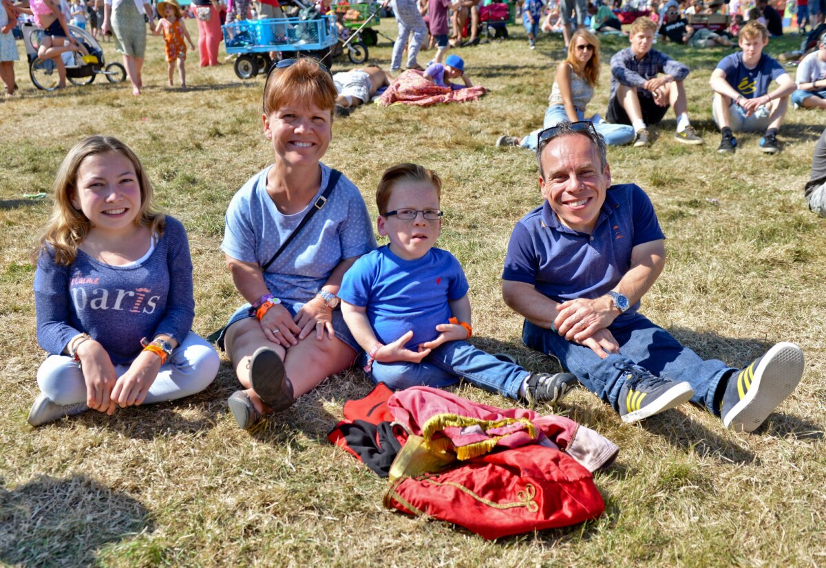 Photo : Warwick Davis avec sa femme Samantha Davis et leurs deux ...