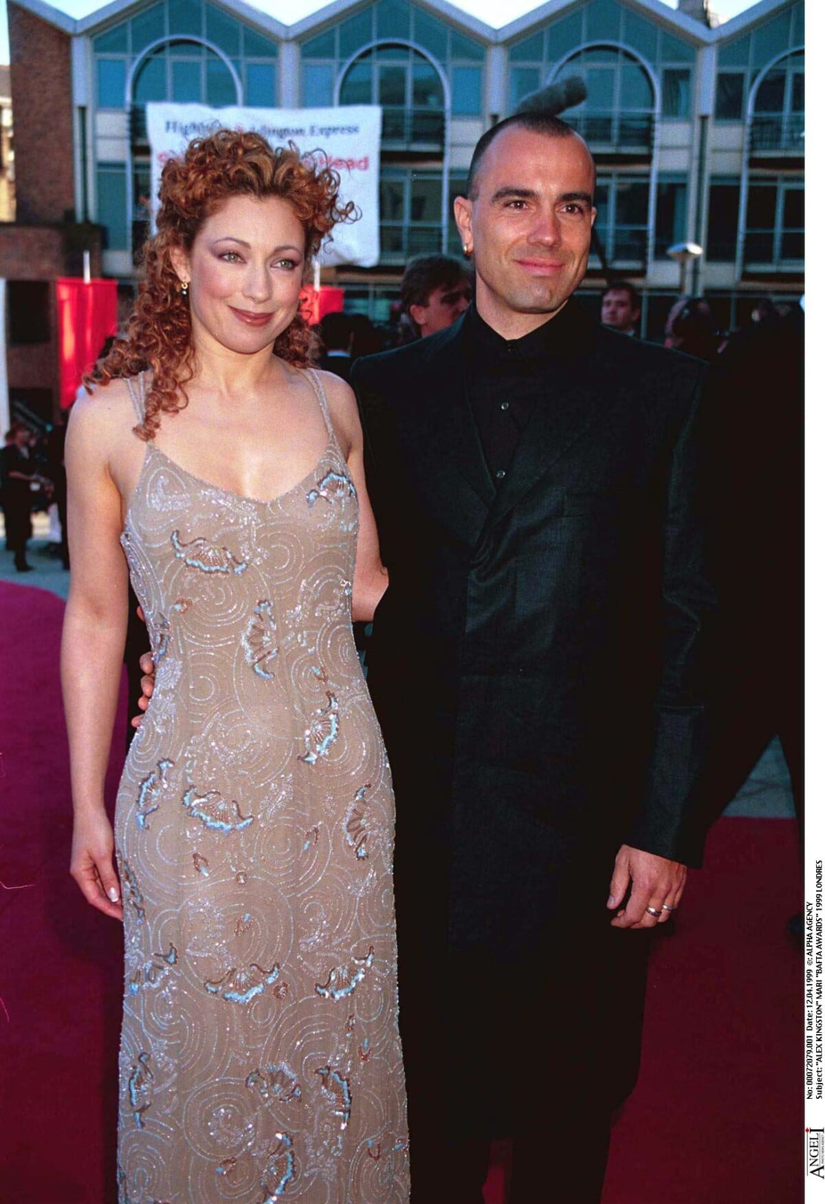 Photo : Alex Kingston et son précédent mari, à Londres, le 12 avril ...