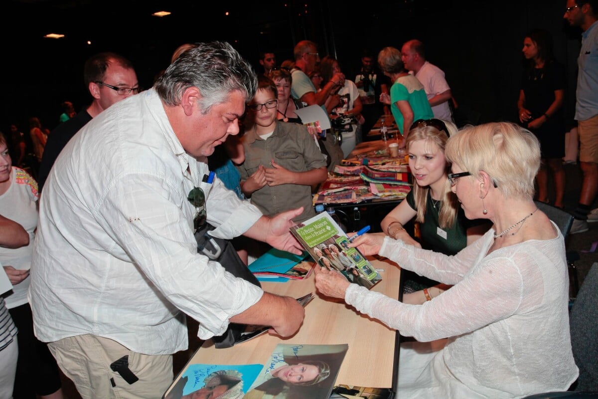 Photo : Karen Grassle (Caroline Ingalls) et des fans lors de la fête ...